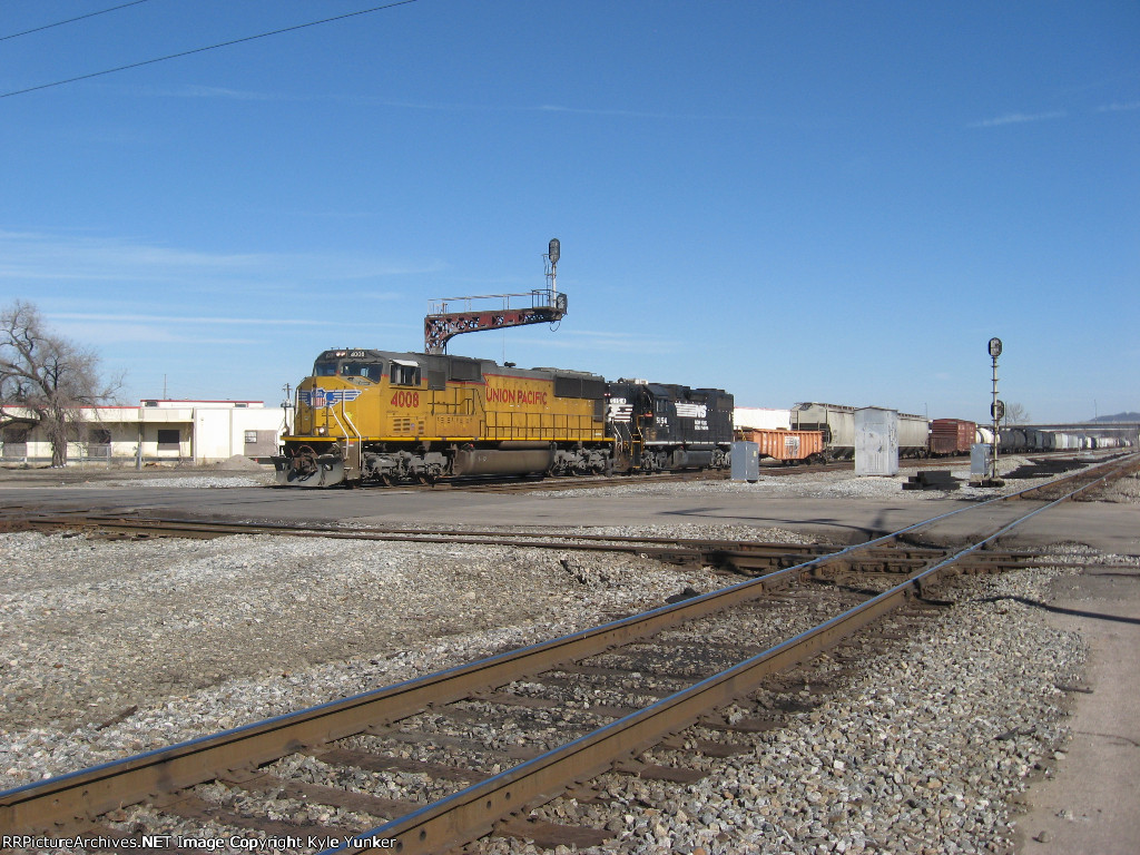 WB freight at 32nd Street